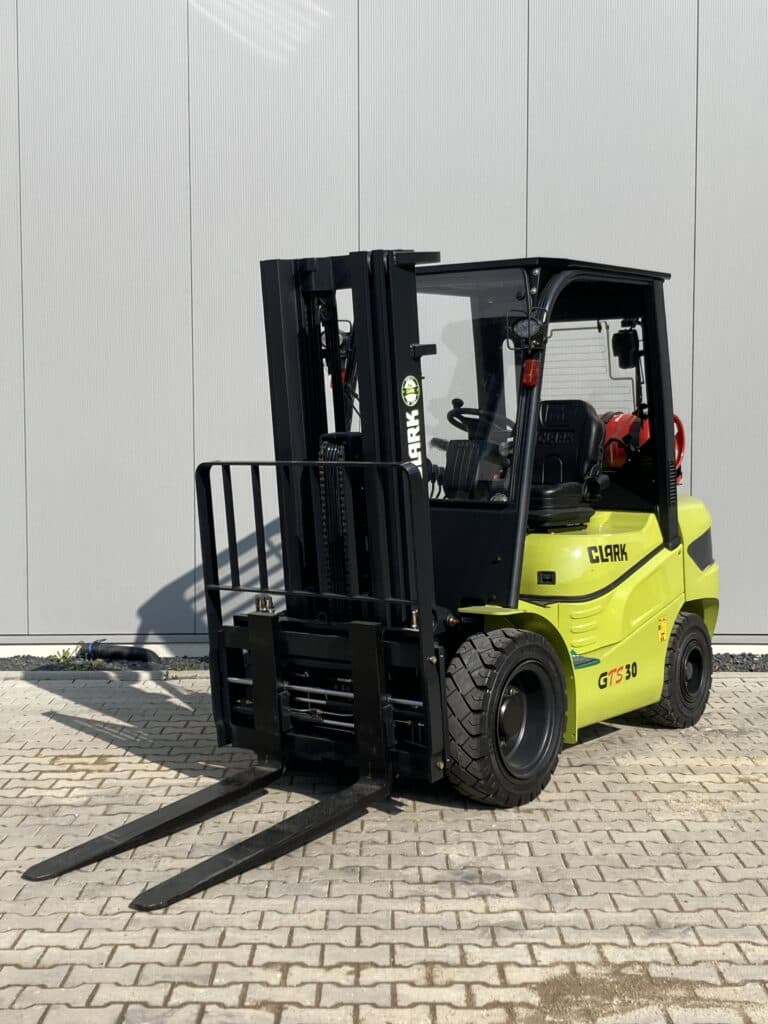 Treibgasstapler CLARK GTS 30 L - GABELSTAPLER & GABELSTAPLER SERVICE in ...